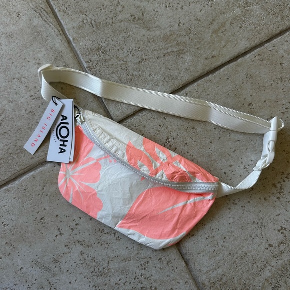 ALOHA Collection | Bags | Nwt Aloha Collection Hip Pack Big Island ...